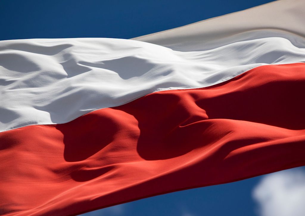 Bo choć historii wieje wiatr, to polska flaga wciąż łopocze – Szkoły Artystyczne Regionu ...